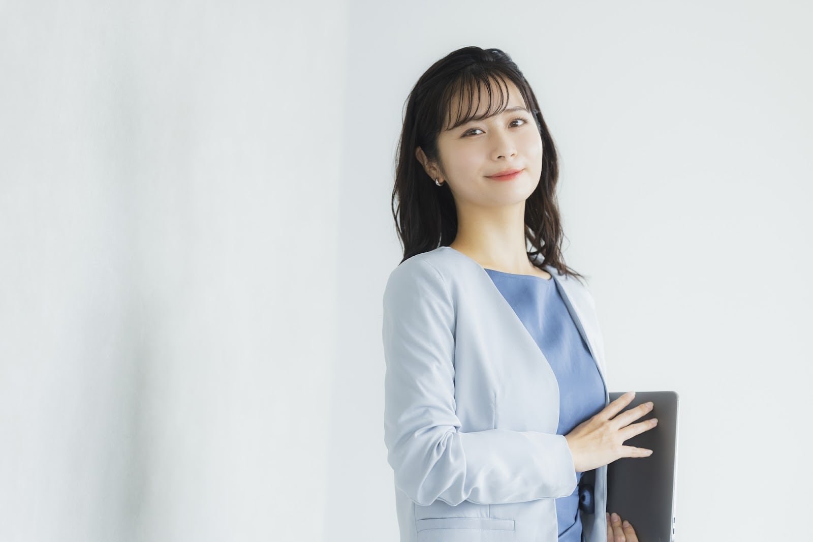 40代女性必見！レディースのオフィスカジュアルのポイントとコーデ6選をご紹介 | AOYAMA Journal