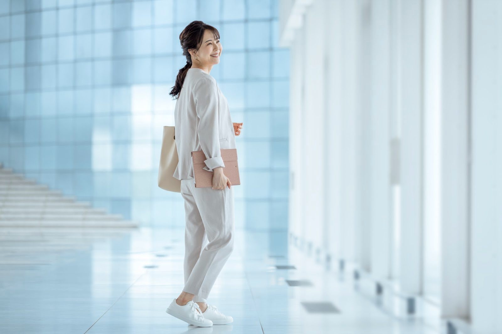 【レディース】パンツスーツでブラウスを出してもOK？注意点やおすすめのデザインを紹介 | AOYAMA Journal