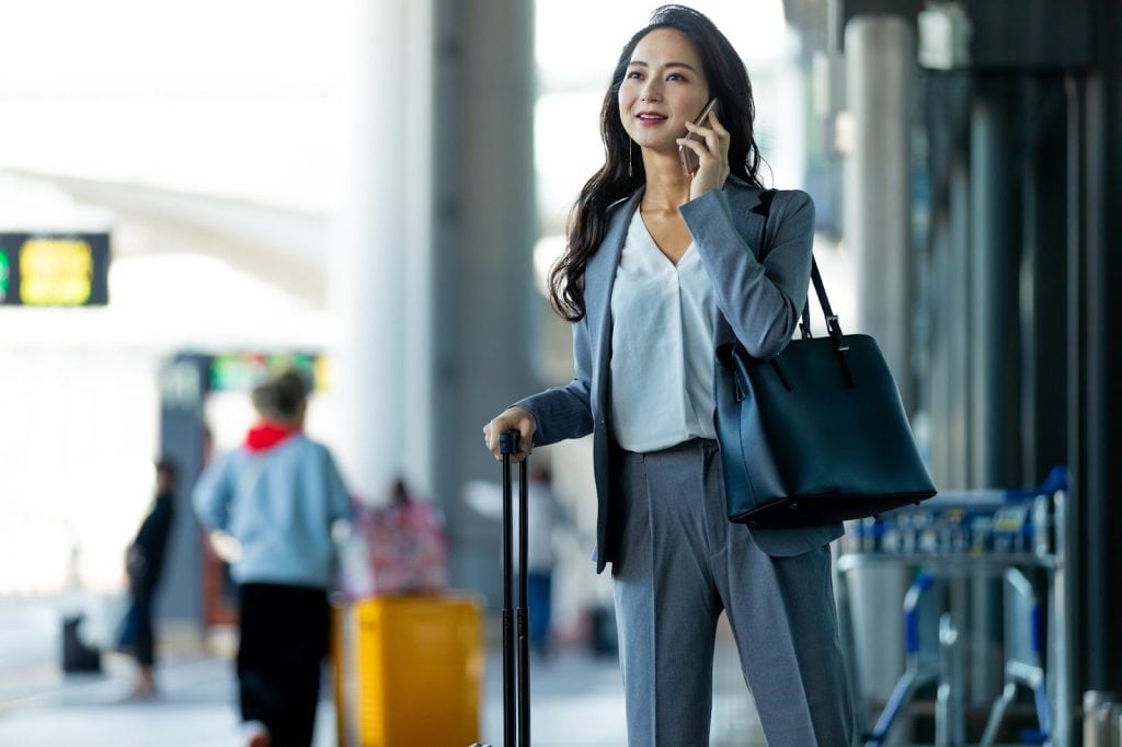 女性のビジネスカジュアルとは？“きちんと見え”するお手本コーデと着こなすコツ | AOYAMA Journal